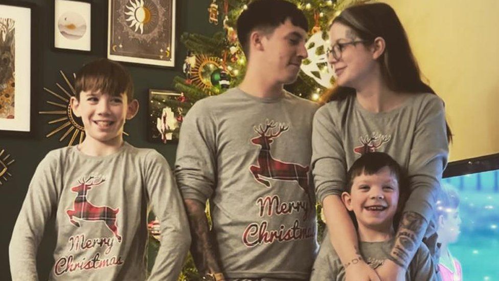 Mam gollodd fab mewn tân carafán 'ag ond misoedd i fyw' - BBC Cymru Fyw