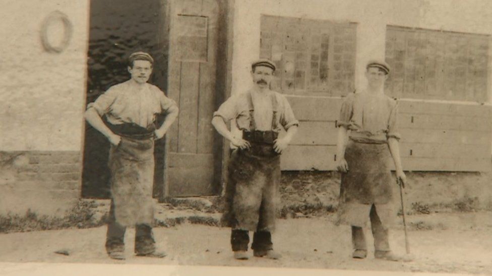 Meet the Liddiards: Reunion of 150 family members - BBC News