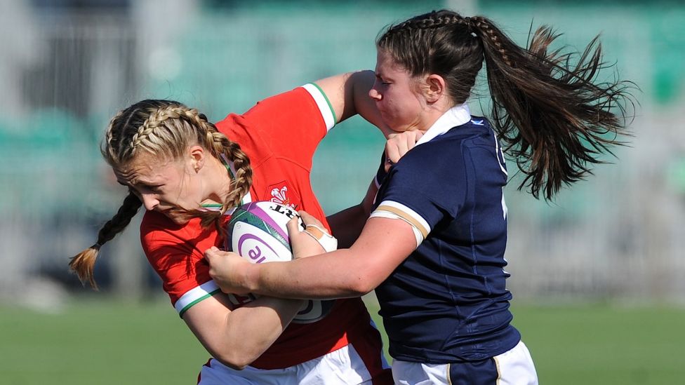 Prif hyfforddwyr yn gadael tîm rygbi Merched Cymru - BBC Cymru Fyw