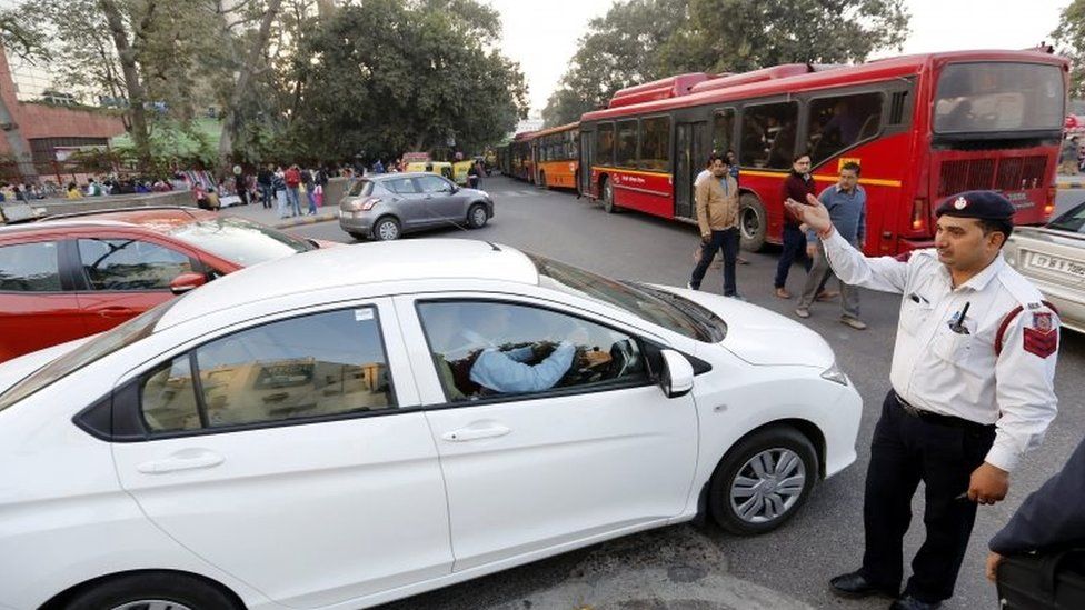 Delhi begins car rationing to curb pollution - BBC News