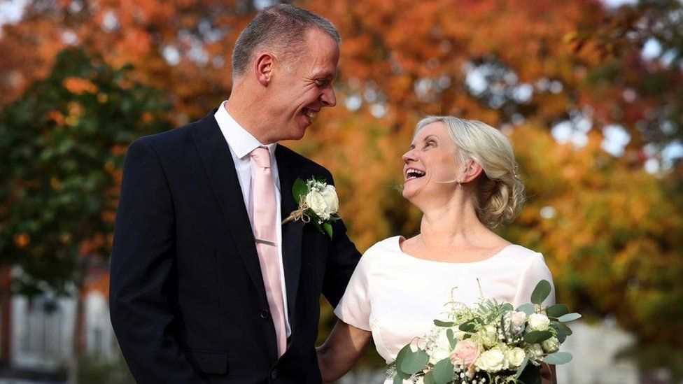 Runner and guide marry after seven years side by side - BBC News