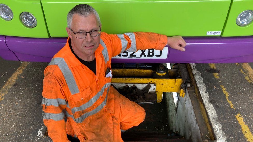 Ipswich Buses mark 120 years with vintage parade - BBC News