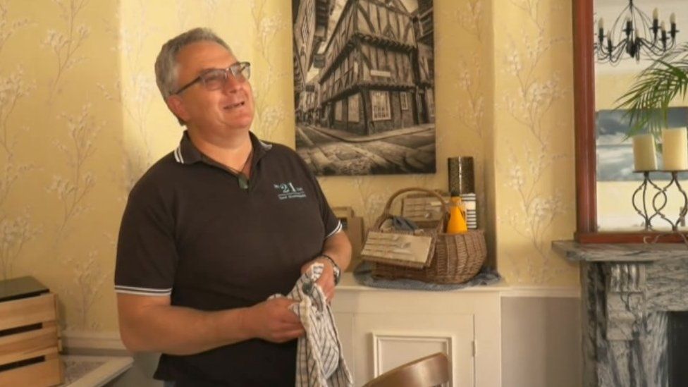 Lockdown lifting: Yorkshire businesses 'raring to go' - BBC News