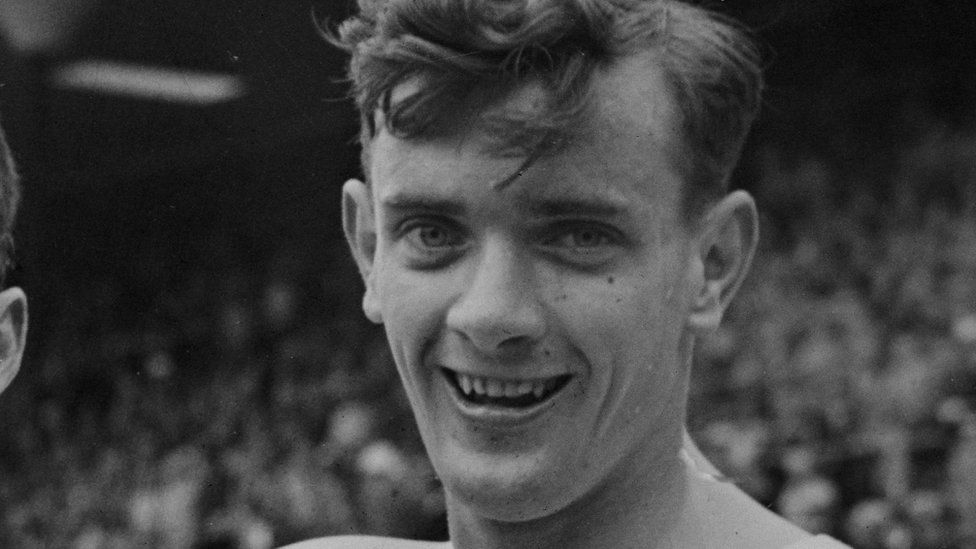 Marathon Llundain: 'Breuddwyd bachgen o Gorris' - BBC Cymru Fyw