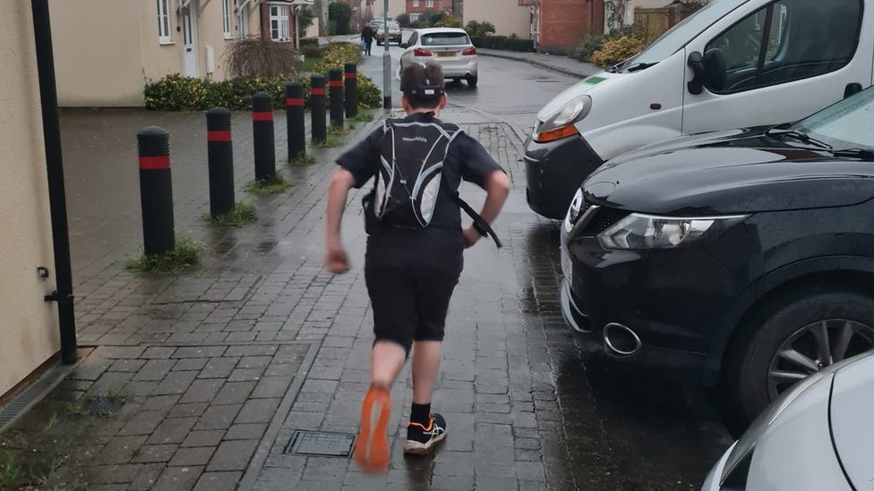 Somerset boy runs 1,000 miles in memory of grandmother - BBC News