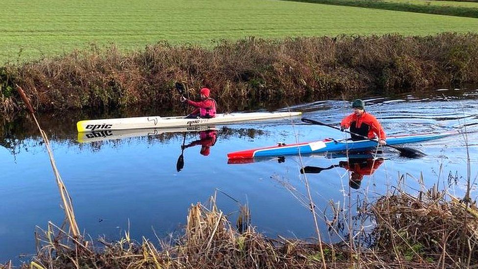 Royal Marine completes 100-mile Christmas kayak challenge - BBC News