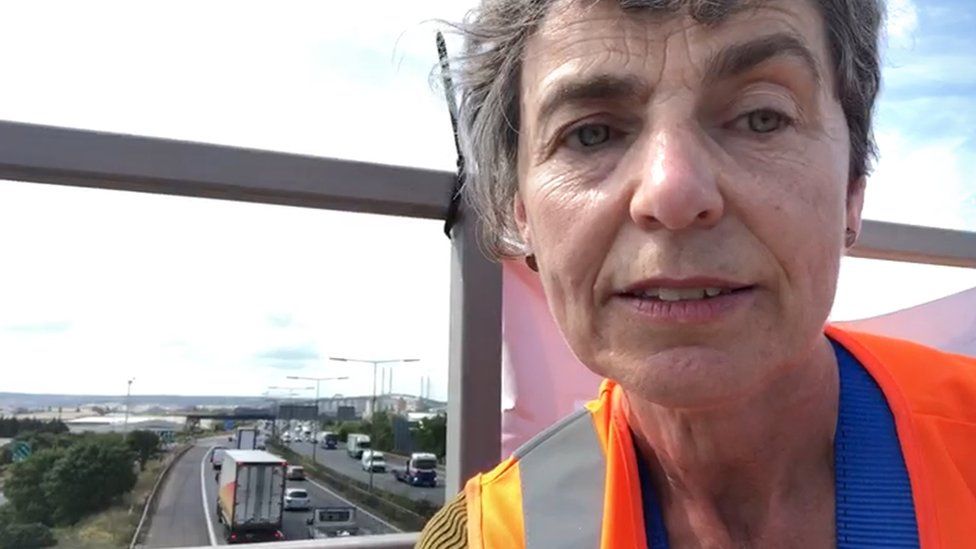 Just Stop Oil: Protesters force sections of M25 to be closed - BBC News