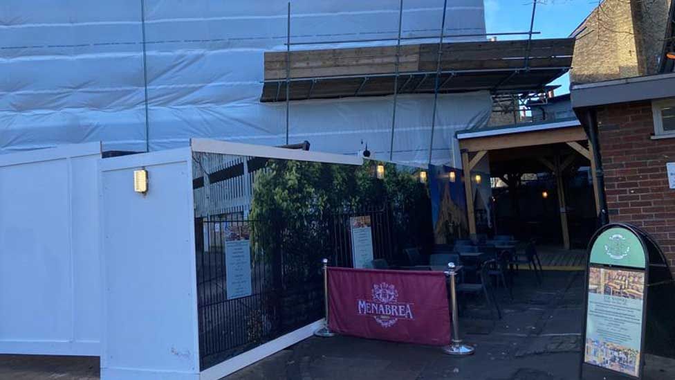 Cambridge pub regulars enjoy mini-museum of dig finds - BBC News