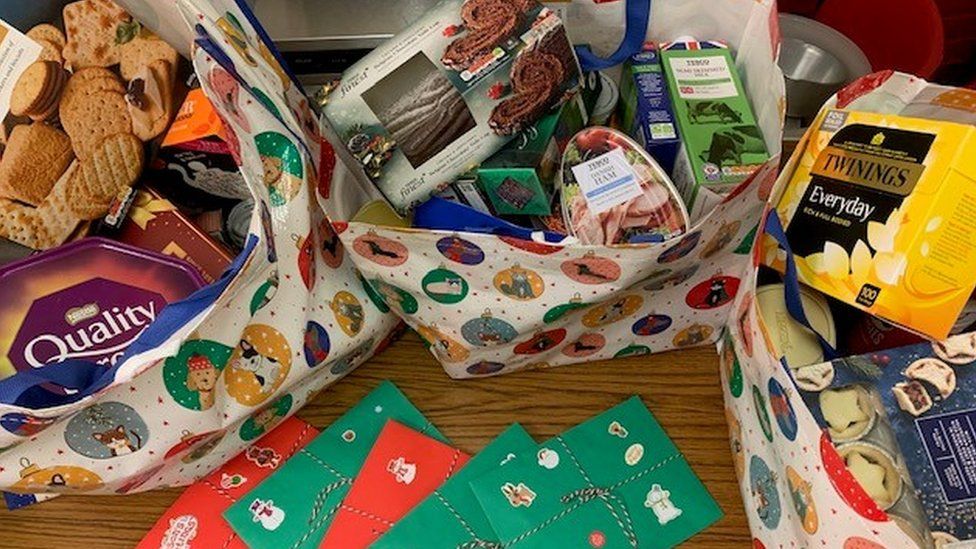 Poole food bank sets record helping people in need - BBC News