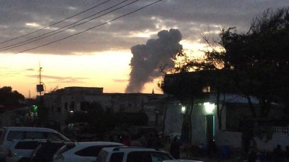 Somali car bomb kills six near presidential palace - BBC News