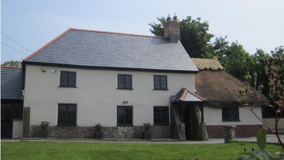 Gussage All Saints' Drovers Inn owned by villagers to reopen - BBC News