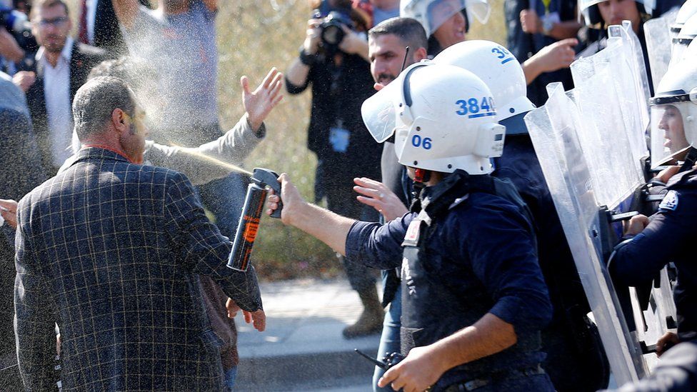 Turkish police tear-gas activists at Ankara bomb protest - BBC News