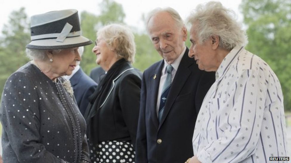 Queen visits Germany's Bergen-Belsen concentration camp site - BBC News