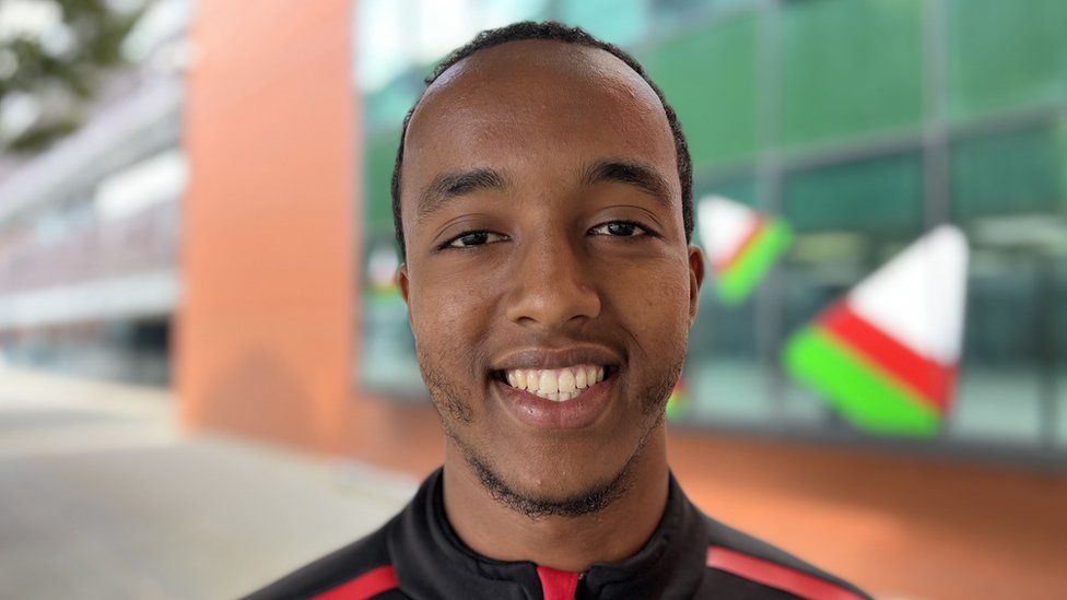 Neges Heddwch yr Urdd: 'Rhaid gwneud mwy ar hiliaeth' - BBC Cymru Fyw