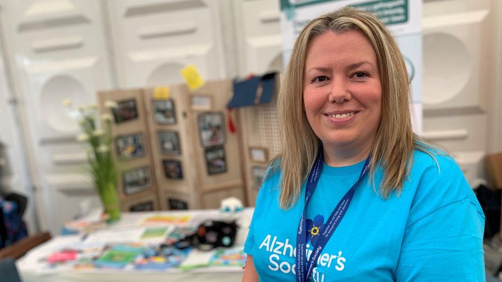 Cyhoeddi panel i fonitro darpariaeth gofal ac iechyd Cymraeg - BBC ...