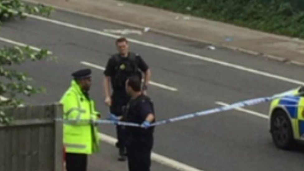Two drivers sought after fatal Northfleet crash - BBC News