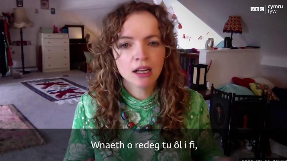 Diogelwch 'bob amser ar gefn meddwl' menywod yn Abertawe - BBC Cymru Fyw