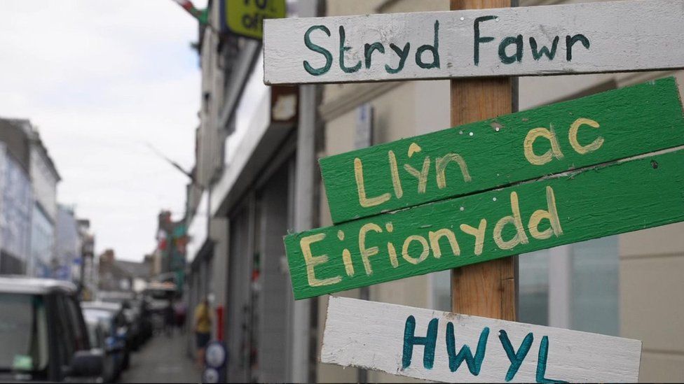 Y Brifwyl â 'rôl i'w chwarae' i hybu busnesau lleol - BBC Cymru Fyw