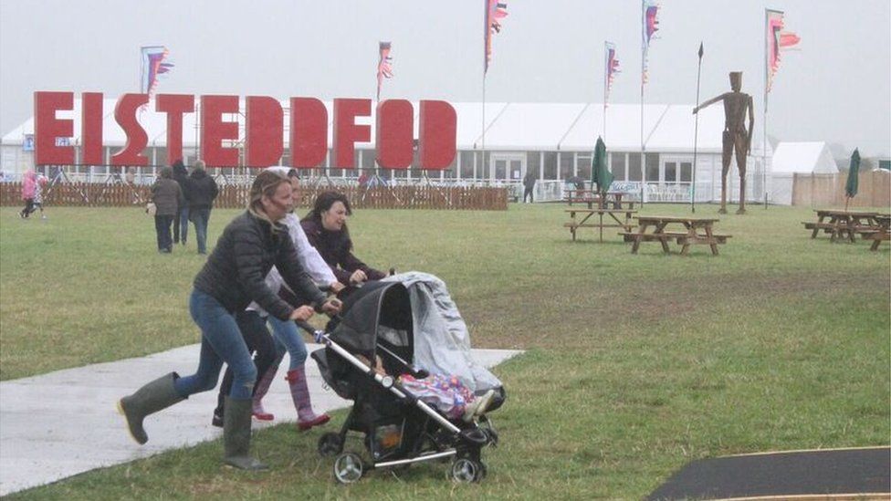 Symud maes parcio'r Eisteddfod dros dro ddydd Llun - BBC Cymru Fyw