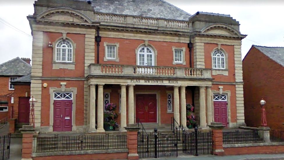 Wrexham council funding boost for Stiwt in Rhos repairs - BBC News