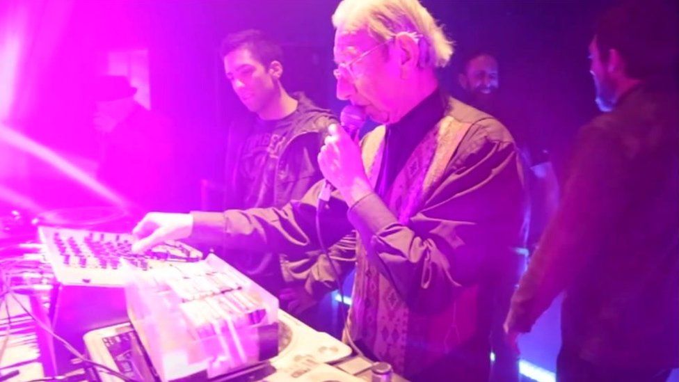 DJ Derek: The elderly musician who mastered his own mix - BBC News