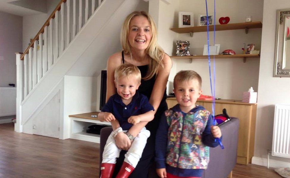 'Last goodbye' mum celebrates Christmas with family - BBC News