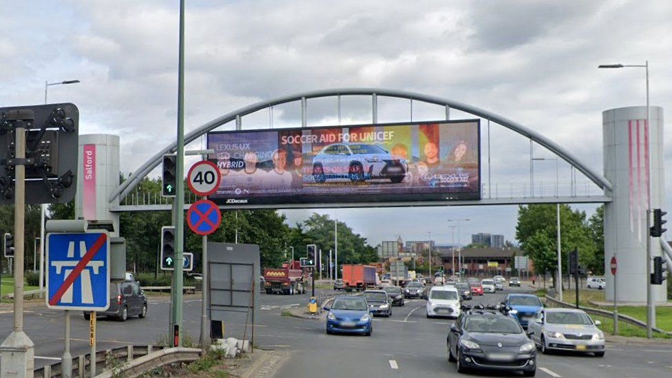 Salford M602 crash: Driver dies in roundabout collision - BBC News