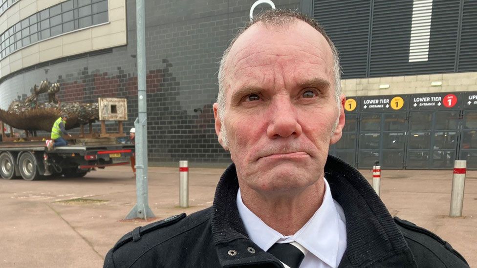 Milton Keynes stab murder teen's dad welcomes Knife Angel - BBC News