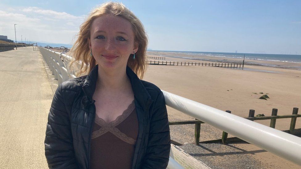 Dynes, 96, wedi aros 11 mis yn yr ysbyty am ofalwr - BBC Cymru Fyw