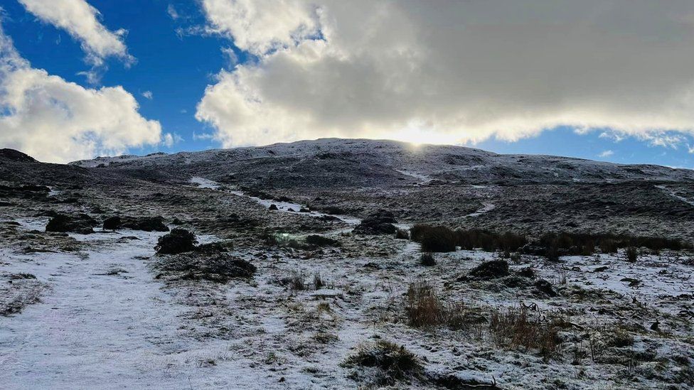 Oriel: Eira, rhew a thywydd oer - BBC Cymru Fyw