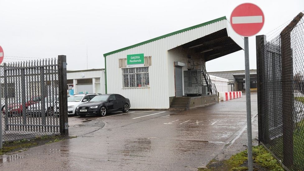 EU condemns Northern Ireland Brexit port staff 'threats' - BBC News