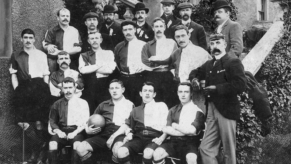 Ralf Little a'i hen daid fu'n chwarae dros Gymru - BBC Cymru Fyw