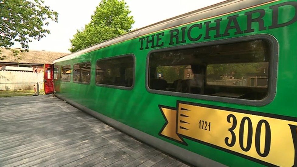 School gets railway carriage classroom to mark 300th anniversary - BBC News