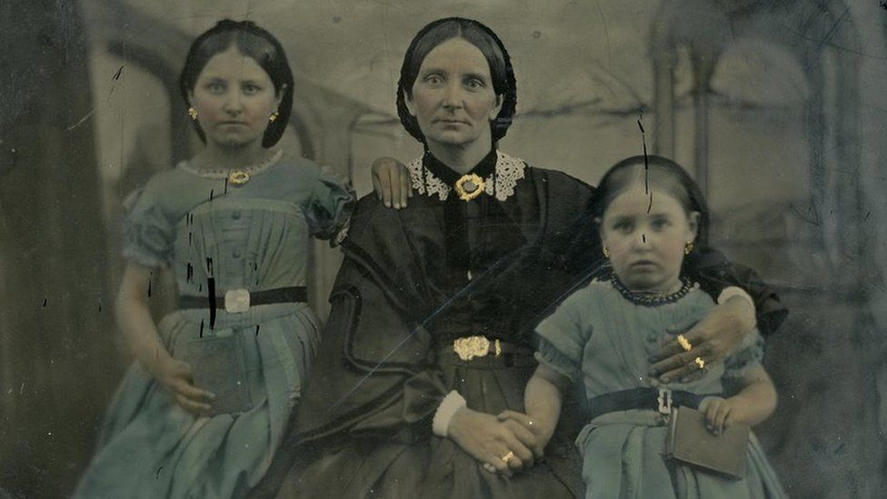 Statue marks 50 years since Ifton Colliery's closure - BBC News