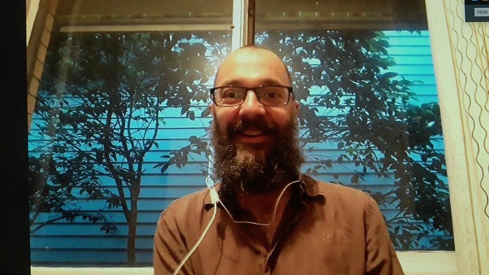 Pobl ar draws y byd yn rhan o bantomeim Y Drenewydd - BBC Cymru Fyw