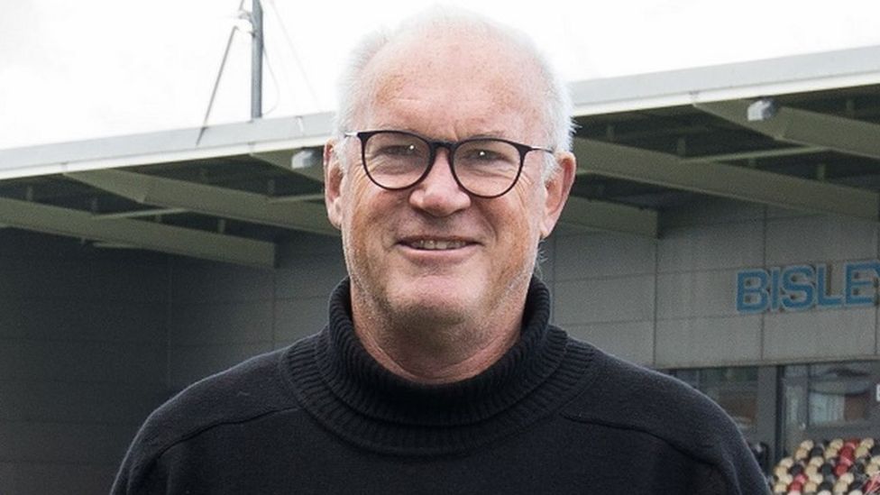 Eddie Butler: Hundreds gather to pay tribute at memorial - BBC News