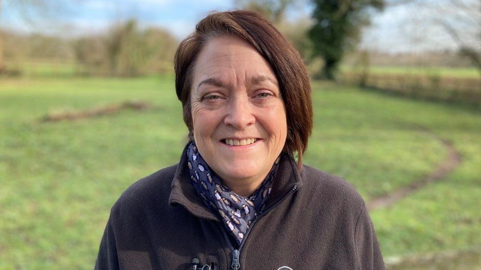 Gosod miloedd o esgidiau glaw o flaen y Senedd - BBC Cymru Fyw