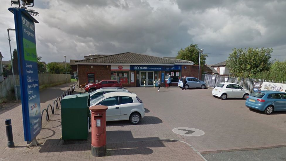 Masked robbers threaten shop assistant with axe - BBC News