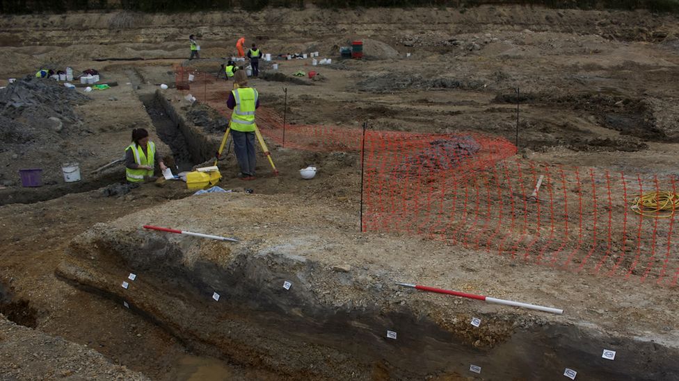 'Exceptional' mammoth graveyard discovered near Swindon - BBC News