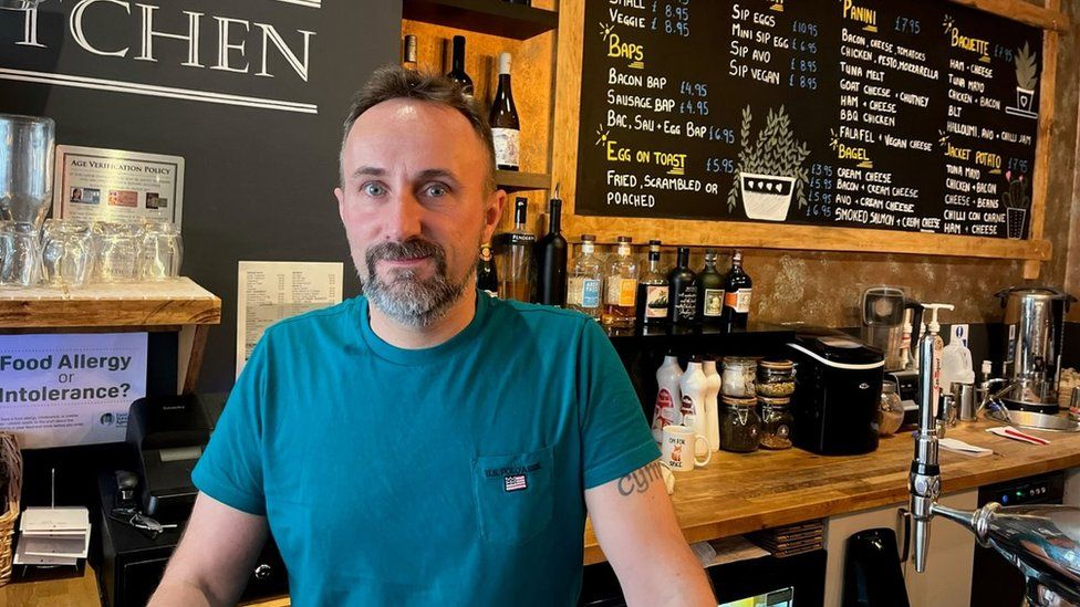 Conwy: 'Angen amserlen glir i werthu prif adeilad' - BBC Cymru Fyw