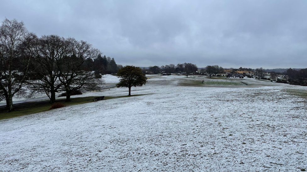 In pictures: Snowy scenes from around the south - BBC News