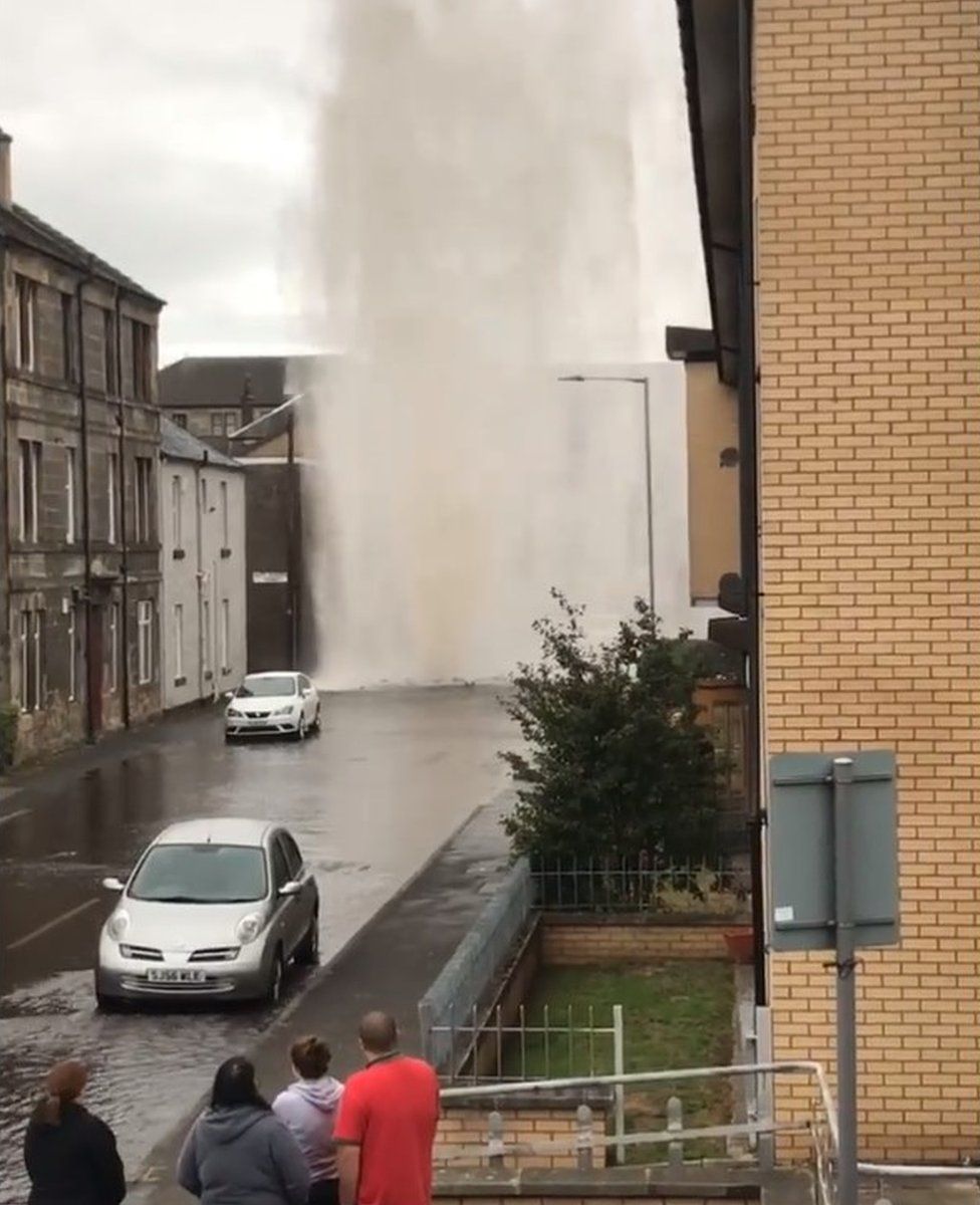 Burst water main affects supplies in Paisley - BBC News