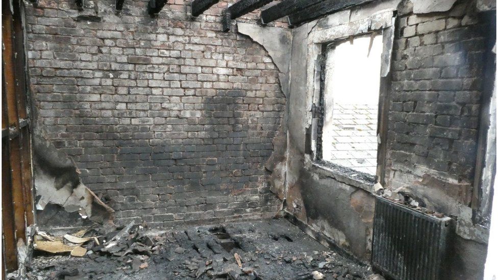 Crediton fire: Mirror warning after two flats gutted - BBC News