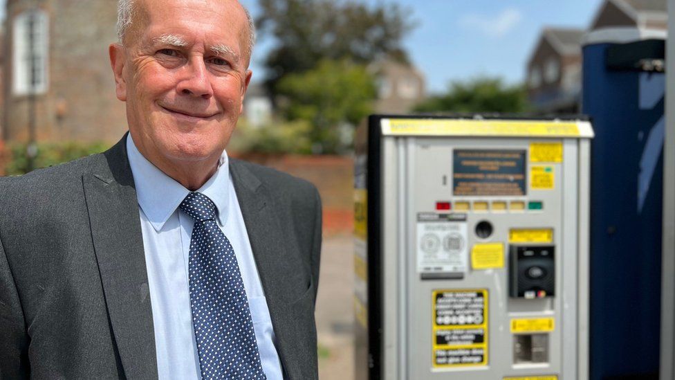 Gosport drivers frustrated by end of pay-and-display machines - BBC News