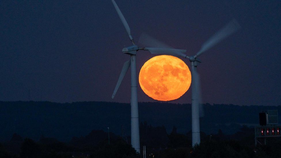 In pictures: Strawberry Moon lights up West Midland skies - BBC News