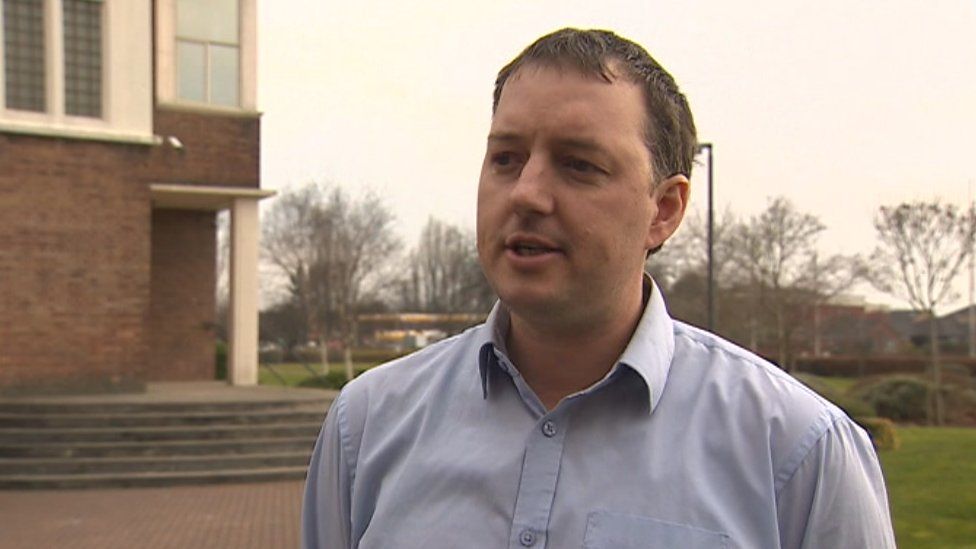 Oedi 'annerbyniol' ynglŷn â chyhoeddi adolygiad S4C - BBC Cymru Fyw