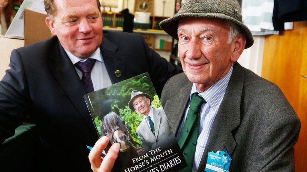 Teyrngedau i un o fawrion byd y merlod a chobiau - BBC Cymru Fyw