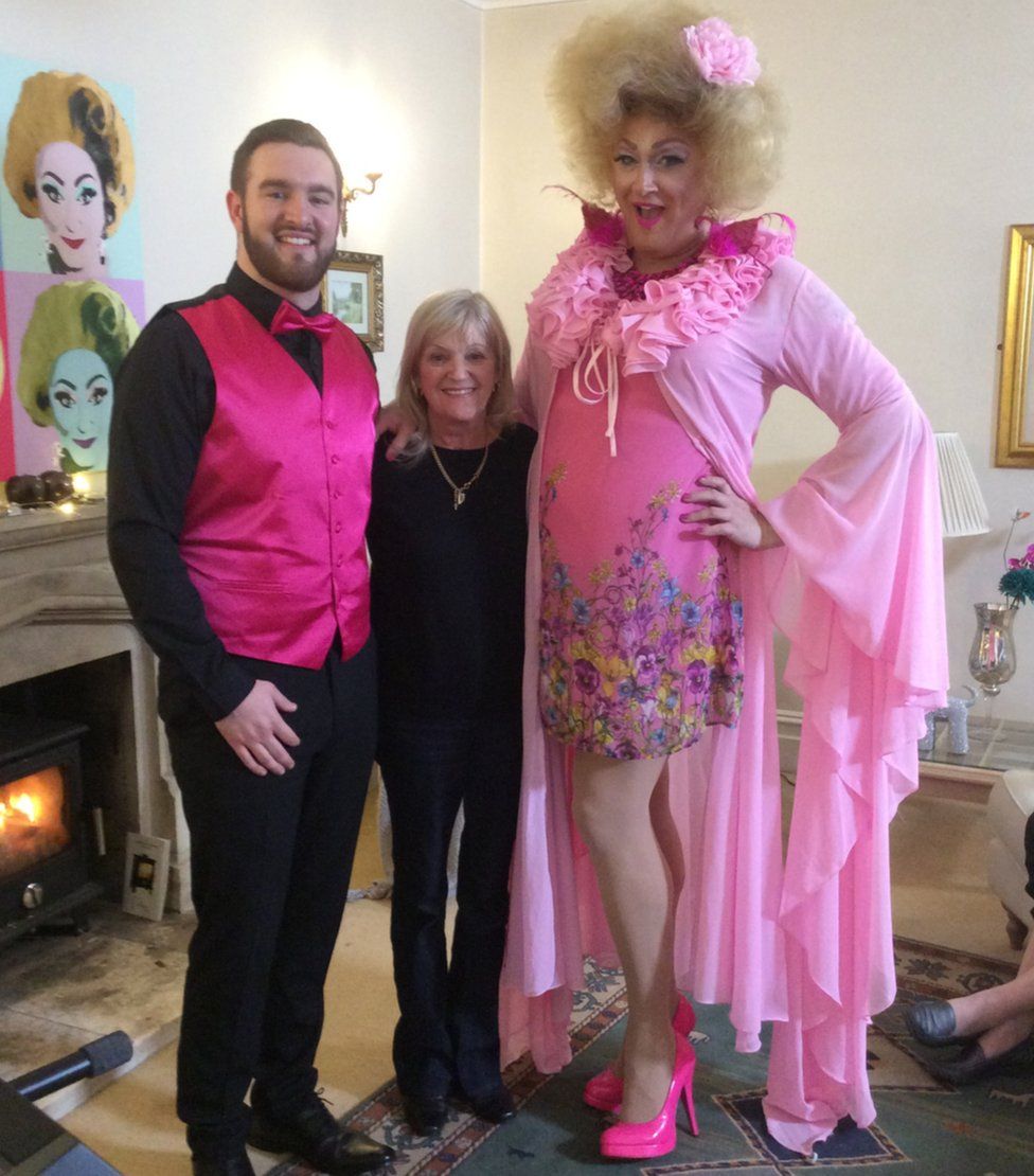 Pen-blwydd yn 70: Oriel atgofion Aloma Jones - BBC Cymru Fyw