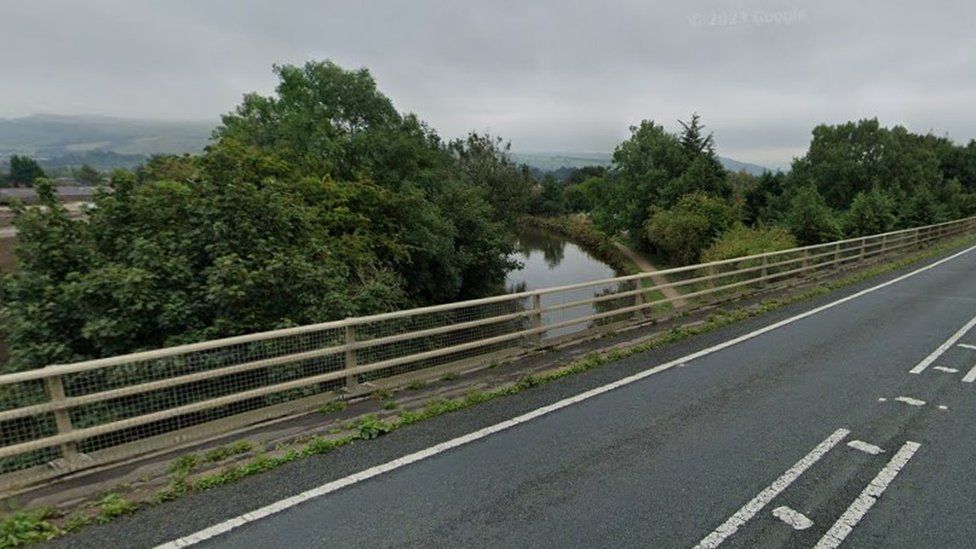Two dead after car crashes off A629 bridge near Skipton - BBC News