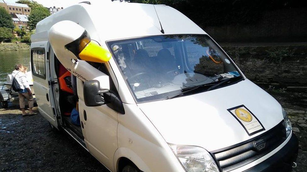 Swan pedalo completes 100-mile journey down the Thames - BBC News
